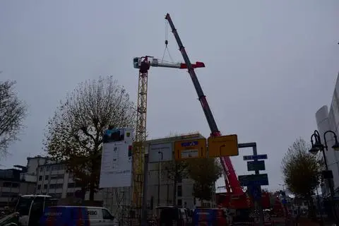 Baukran am Karl-Kellner-Ring umgesetzt