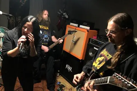 Am Wald in Wolfgruben singt eine Frau über Tod und Teufel