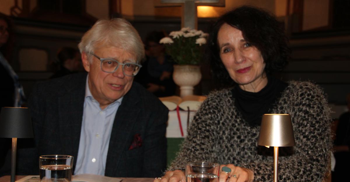 Literatur in der Kirche begeistert mit Twains Humor und markanten Stimmen