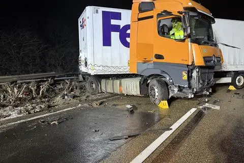 Lkw-Crash auf der A3: Polizei sucht Zeugen für Unfall mit schwarzem Auto