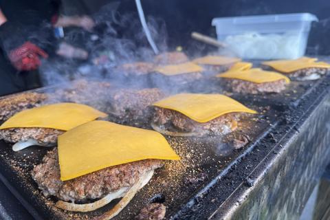 Hinterländer Bürgermeister kämpfen beim 4. Burger-Battle am heißen Rost ...