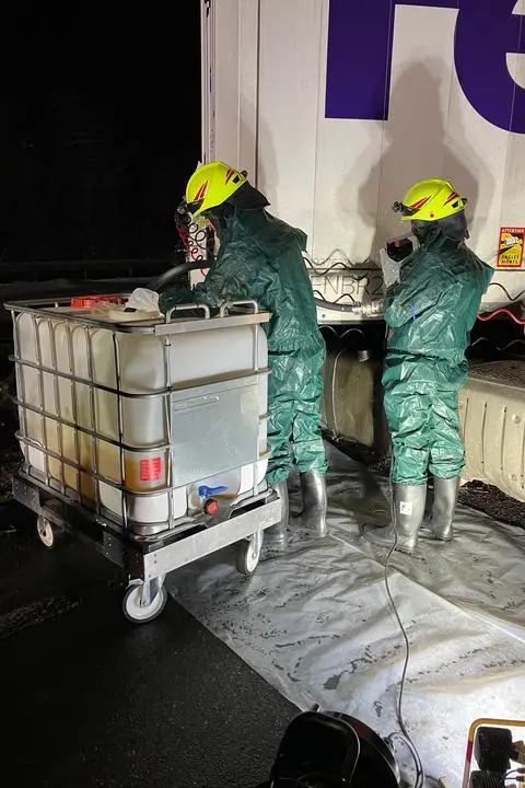 Lkw-Crash auf der A3: Polizei sucht Zeugen für Unfall mit schwarzem Auto