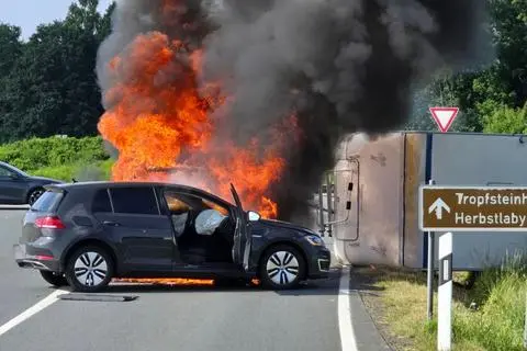 Unfall mit Brand auf B255 bei Driedorf: Zwei Verletzte