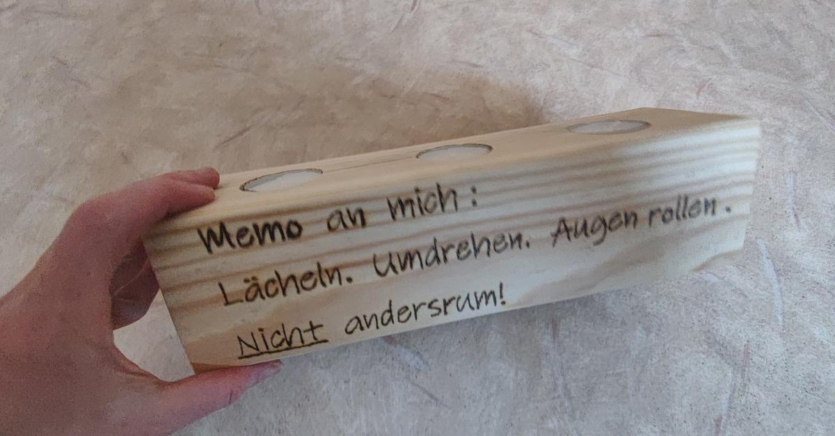 Lächeln, umdrehen, Augen rollen