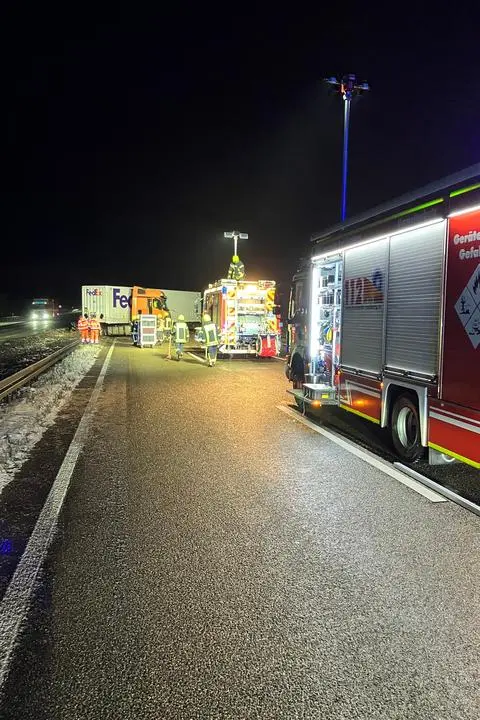Lkw-Crash auf der A3: Polizei sucht Zeugen für Unfall mit schwarzem Auto