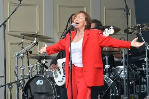 Gianna Nannini fällt bei Rheingau Musik Festival in Wiesbaden – und ...