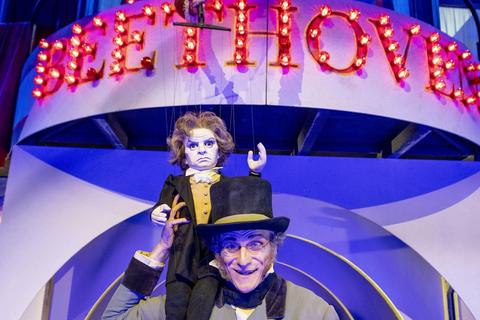 Ein Musik-Titan an Fäden