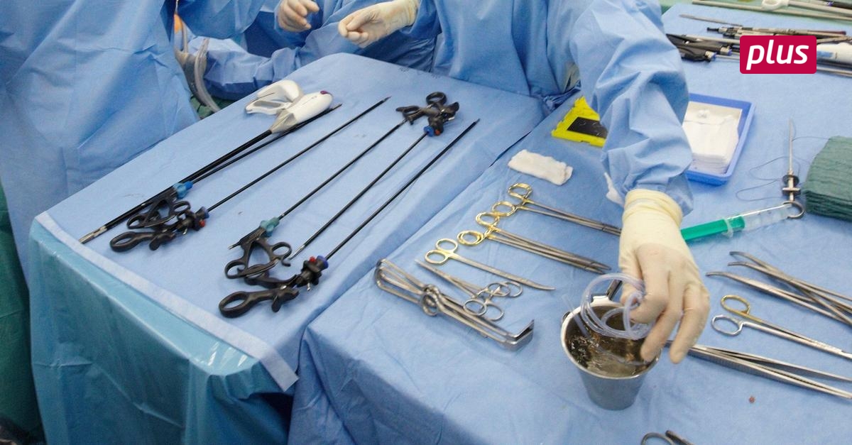 Uniklinik: Putzkraft half im OP bei Fixierung des Beines mit