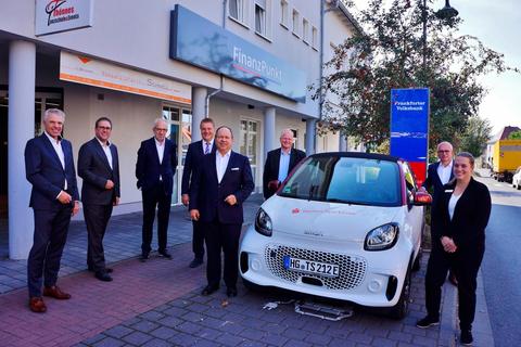 Sparkasse und Volksbank stellen neuen FinanzPunkt in der Wehrheimer ...