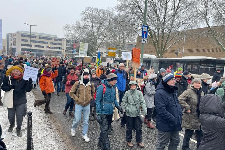 Anti-AfD-Demo in Gießen: Besucher trotzen der Kälte