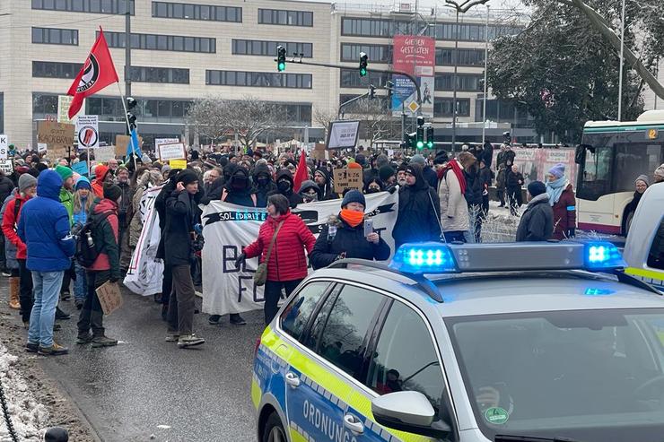 Anti-AfD-Demo in Gießen: Besucher trotzen der Kälte