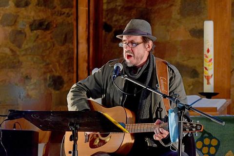 Lugerth singt Gundermann in der Gießener Pankratiuskapelle