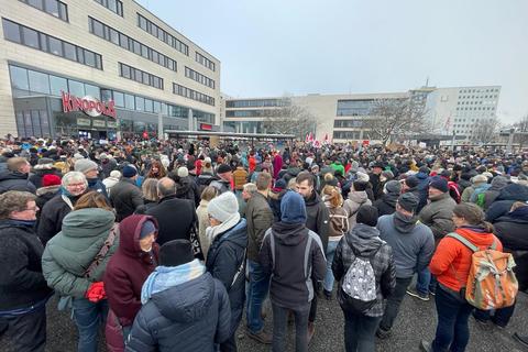 Anti-AfD-Demo in Gießen: Besucher trotzen der Kälte