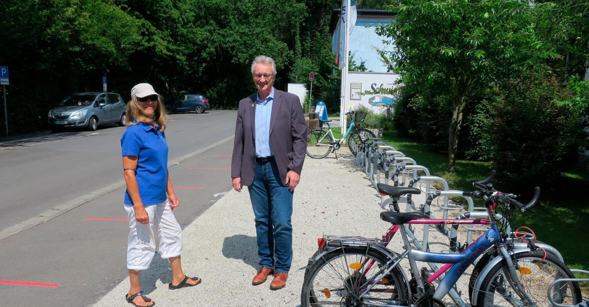 Neue Fahrradständer am Hungener Freibad angebacht