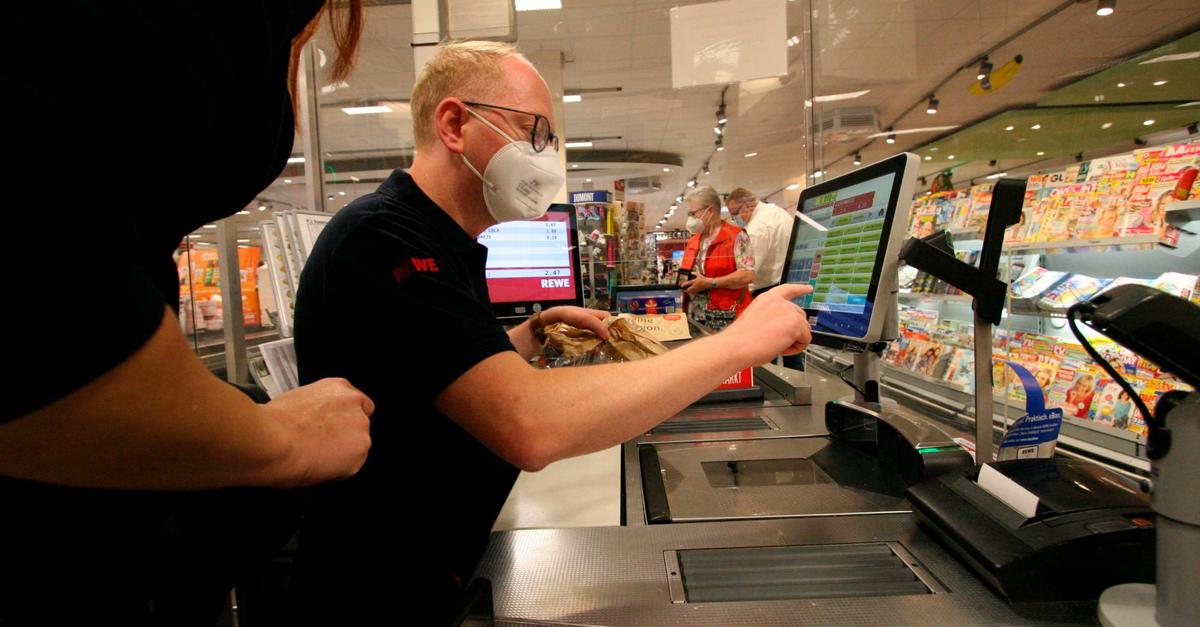 Chefsessel im Rathaus mit Stuhl an der Rewe-Kasse vertauscht