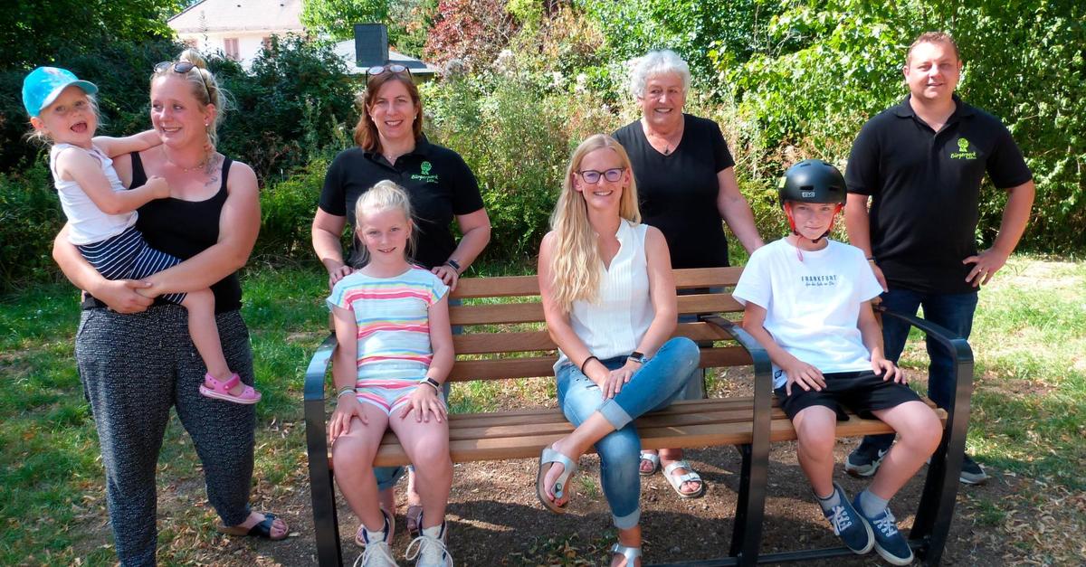 Freude über neue Ruhebank