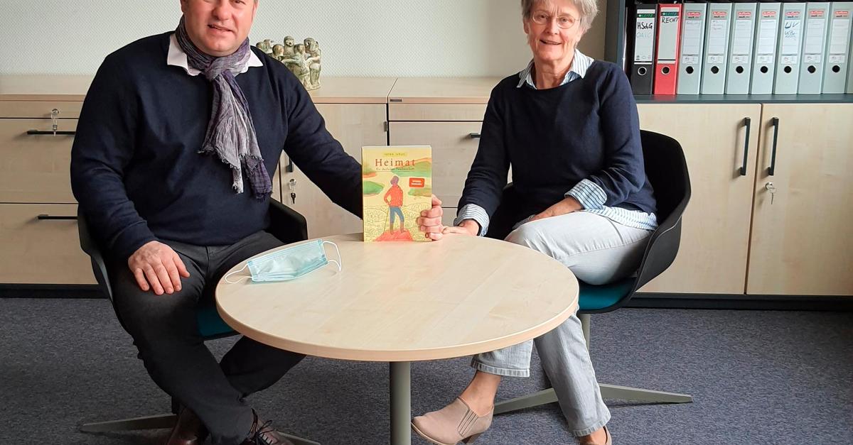 CBES Lollar: Freude über Buchgeschenk