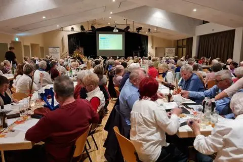 Gemeinsam singen und schunkeln im neuen Café in Oberselters