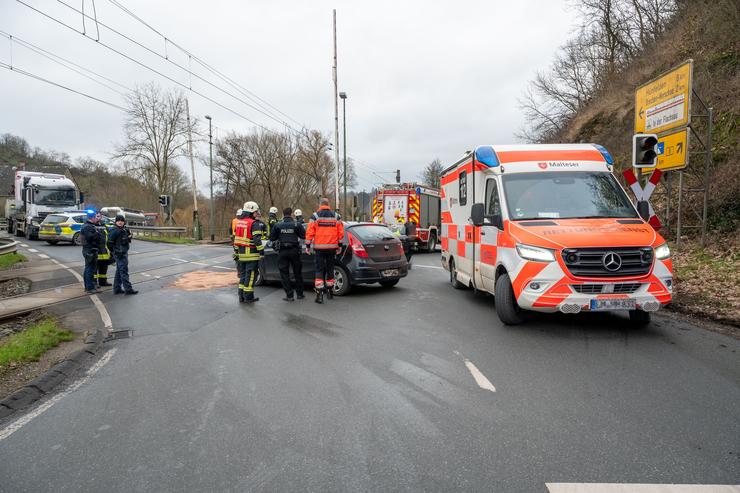Niederbrechen: Unfall legt Bundesstraße und Bahnverkehr lahm
