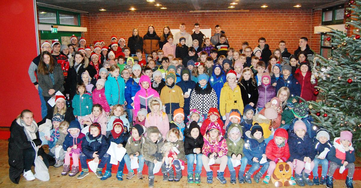 160 Kinder warten in Brechen aufs Christkind