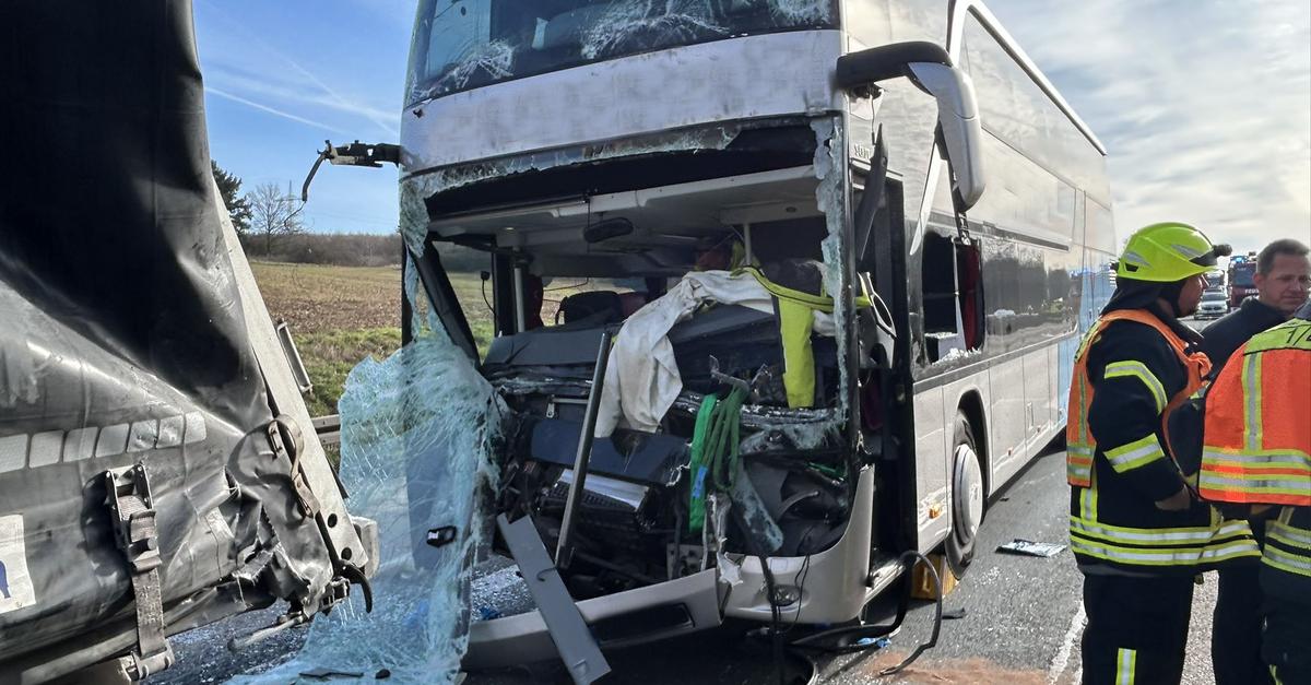 Viele Verletzte bei Unfall mit Reisebus auf A3 bei Brechen