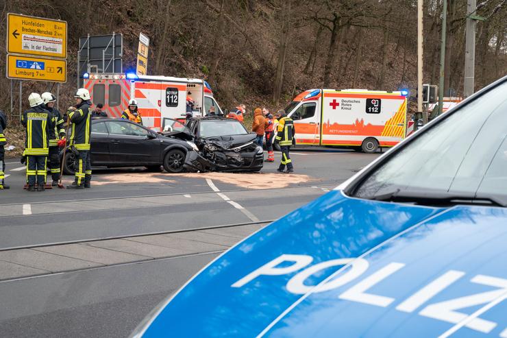 Niederbrechen: Unfall legt Bundesstraße und Bahnverkehr lahm