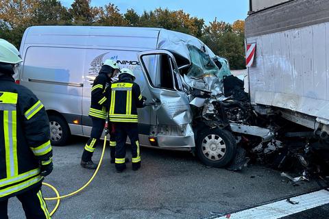 Ein Sprinterfahrer übersieht das Stauende und fährt auf einen Lastwagen ...