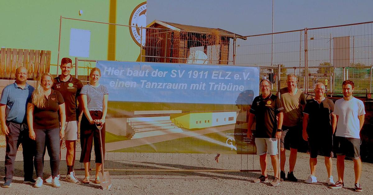 Unter der neuen Tribüne in Elz tanzen