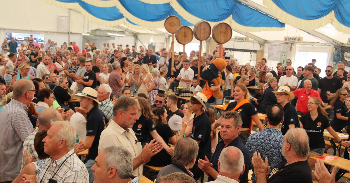 Rappelvolles Zelt: Der Dauborner Markt lockt die Menschen
