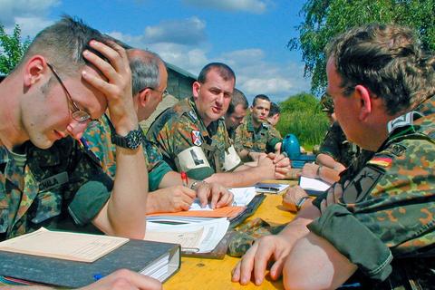 Reserveoffizier tauscht Uniform gegen Priestergewand