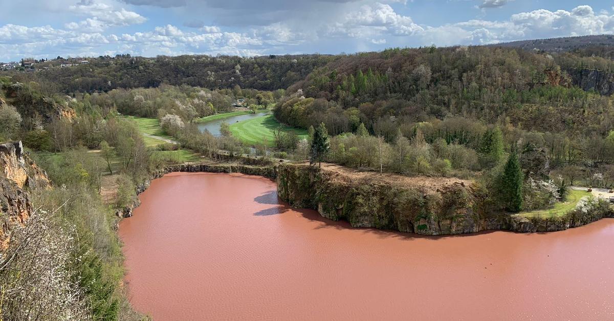Der Baggersee in Diez ist wieder rot gefärbt