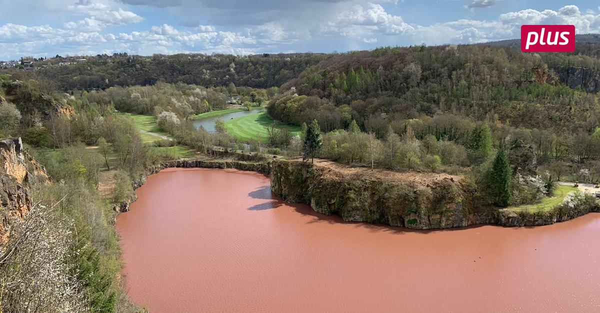 Der Baggersee in Diez ist wieder rot gefärbt