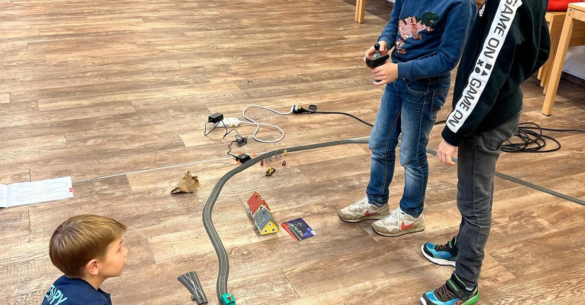 Kinder bringen in Löhnberg die Lok zum Fahren