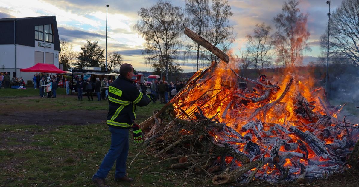 Osterfeuer in Münster: Tradition verbindet Menschen – Feuerwehr ...