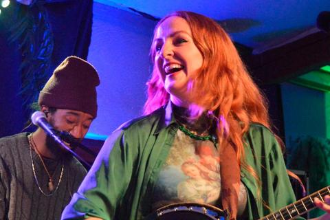 Lisa Canny lässt in Weilburg-Hasselbach die Saiten glühen