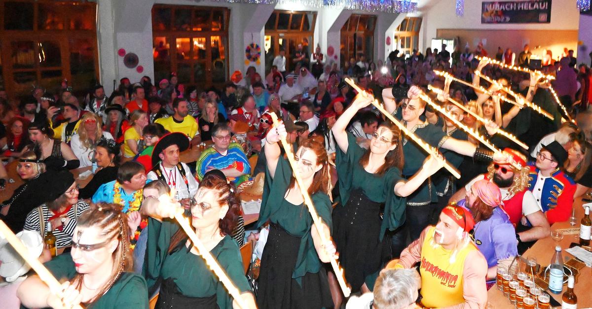 Kubach: Volkshalle platzt aus allen Nähten