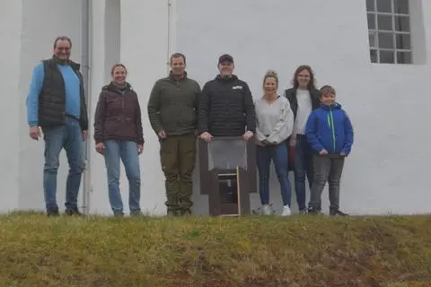 Nisthilfe für Turmfalke unterm Kirchturm in Gaudernbach