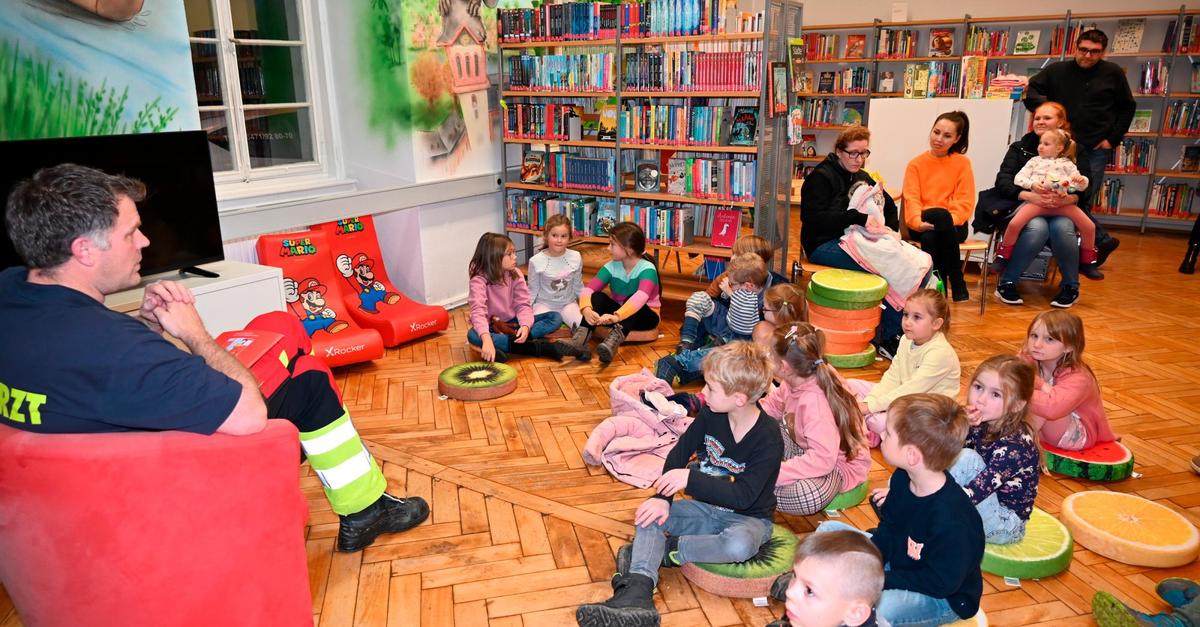 Weilburg: Notarzt Benjamin Neeb in der Bücherei im "Einsatz"