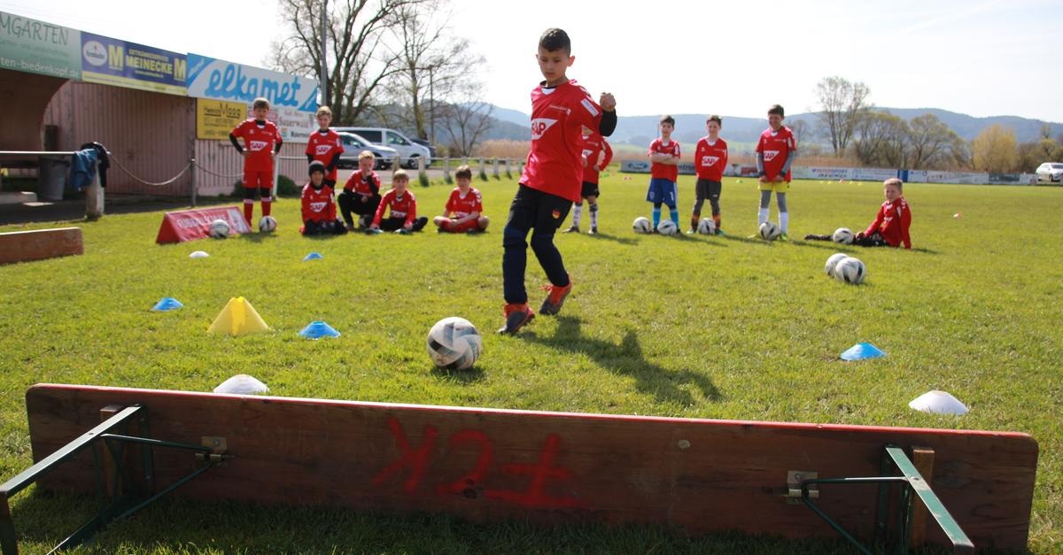 Profi-Trainer arbeiten mit Kombacher Nachwuchs-Kickern