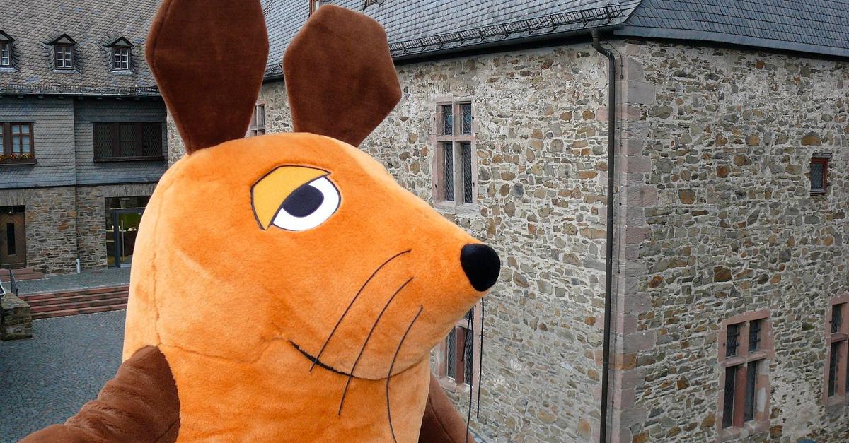 Maus öffnet das Museums-Depot