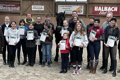Reiternachwuchs sichert sich Führerscheine und Abzeichen