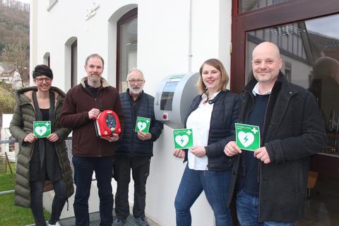 An der Alten Schule Weifenbach hängt jetzt ein Defibrillator