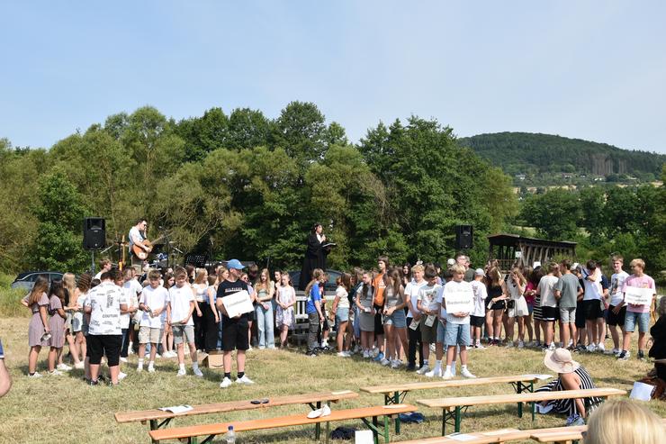 Hunderte feiern ein großes Tauffest an der Lahn bei Wallau