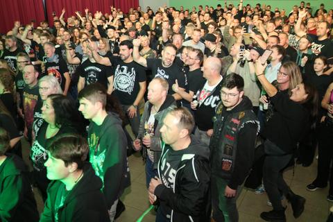 AC/DC- und Iron Maiden-Coverbands bringen Wallau zum Rocken