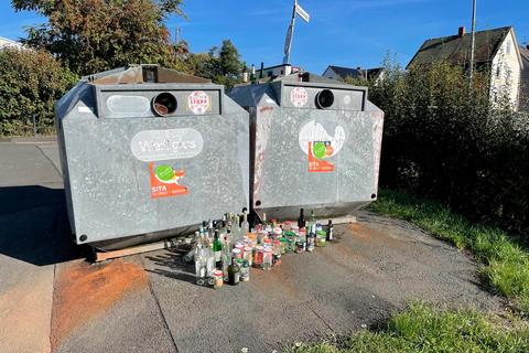 Altglas wieder einfach neben dem Container entsorgt