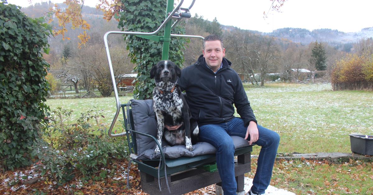 Felix Cyriax holt sich ein Stück Sackpfeife in den Garten