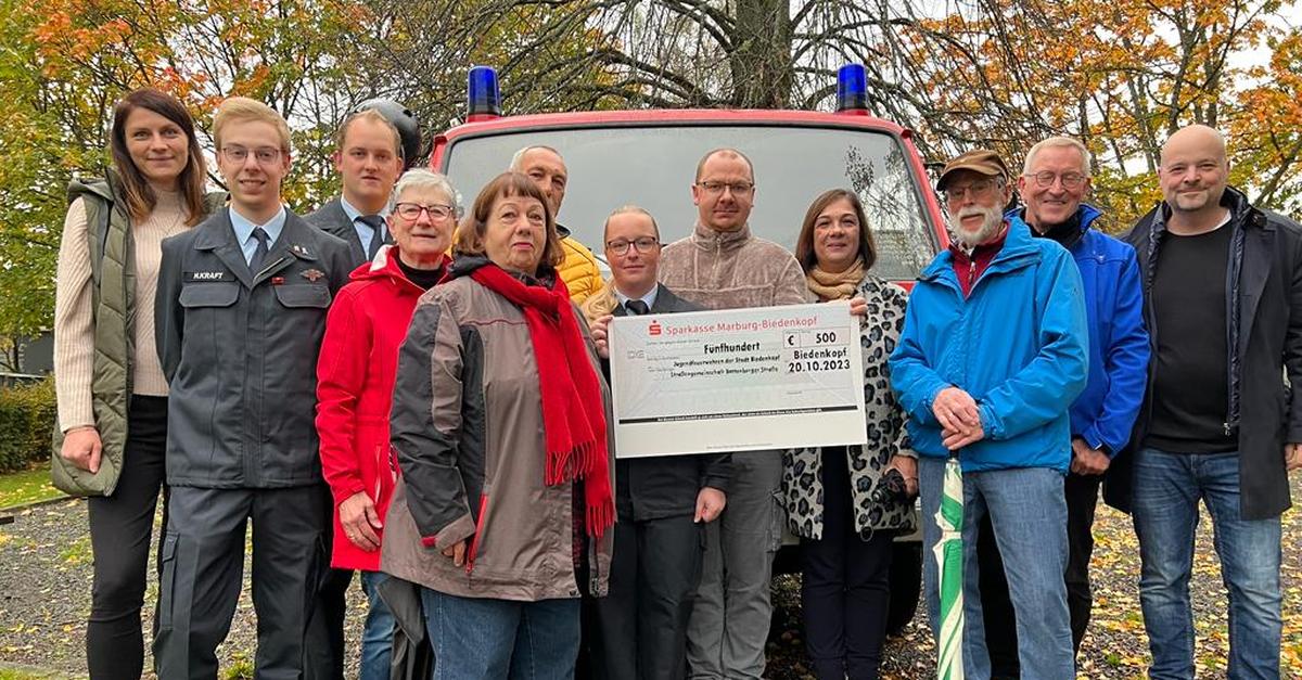 Straßengemeinschaft spendet 500 Euro für Feuerwehrnachwuchs