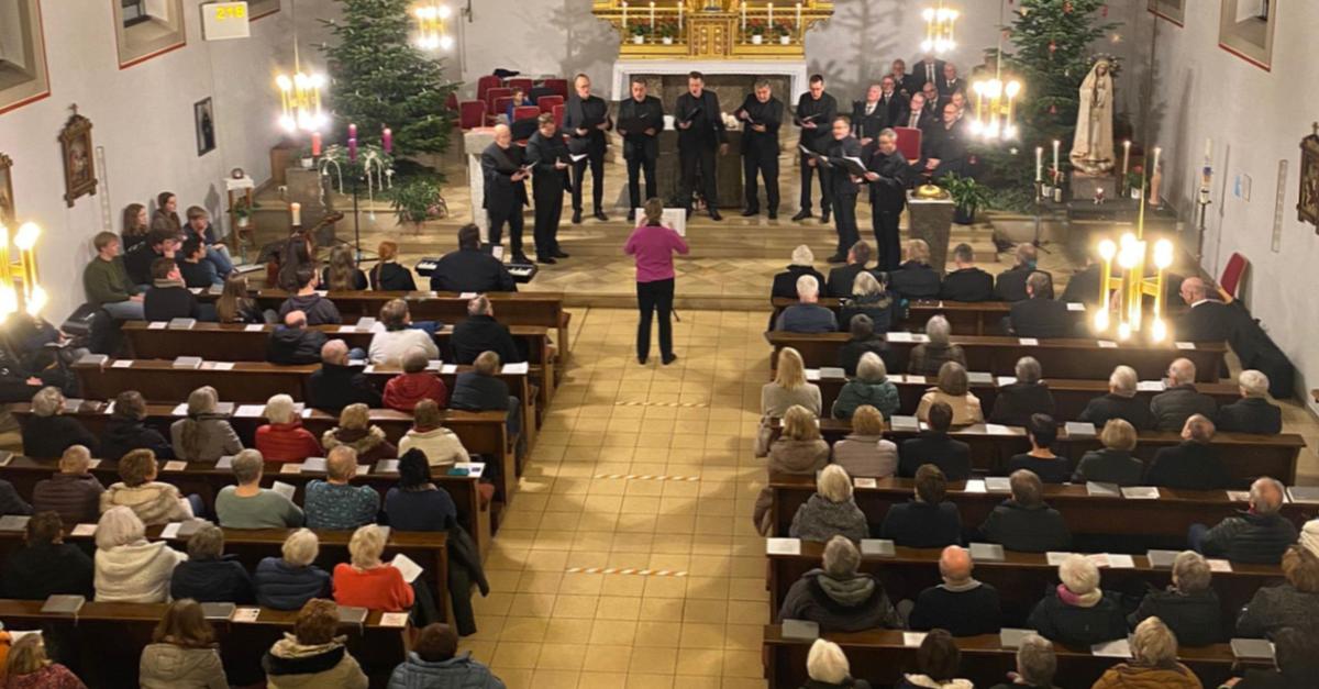 Friedenslicht beleuchtet das Adventsingen in Breidenbach