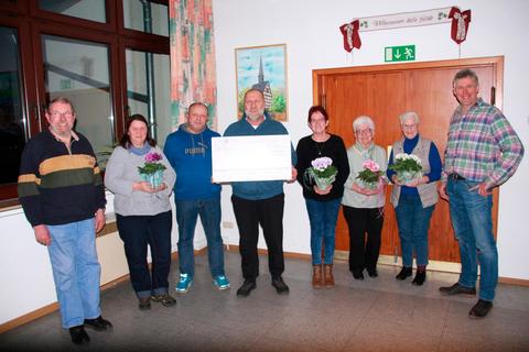 Rüchenbacher pflegen ehrenamtlich Blumen, Denkmal und mehr