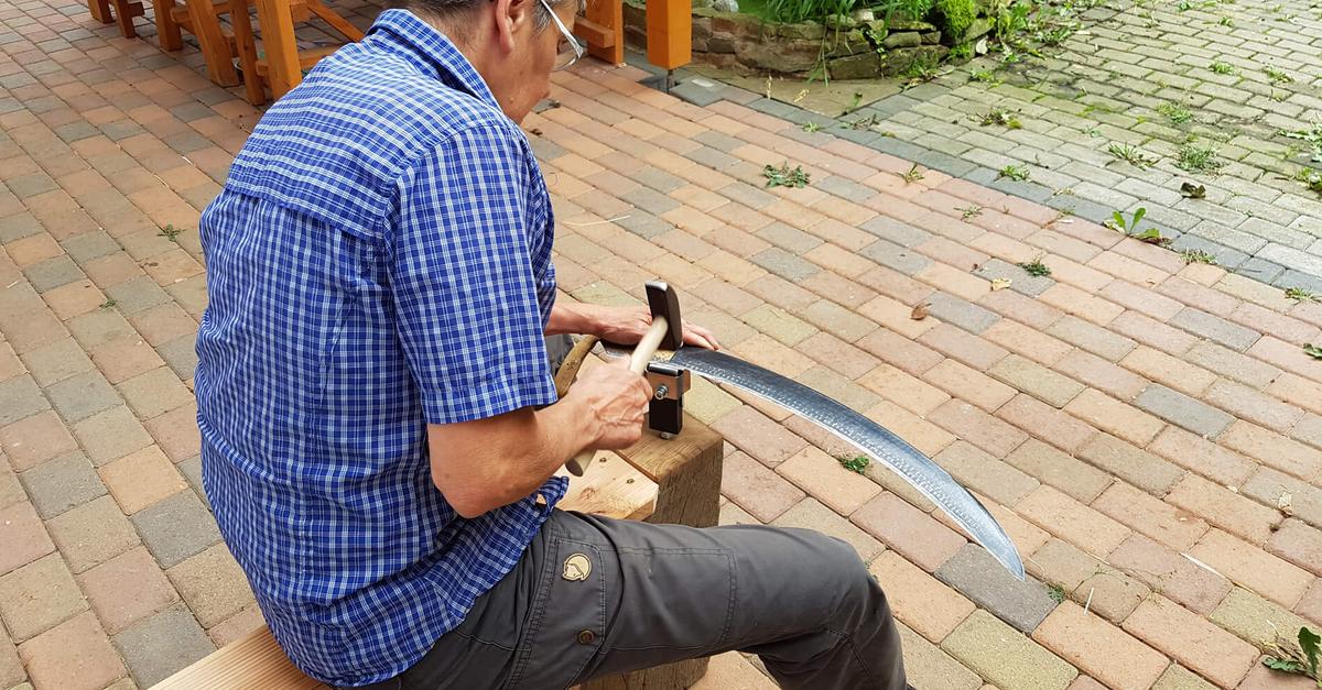 Dengeln, wetzen und mähen im Sensen-Workshop